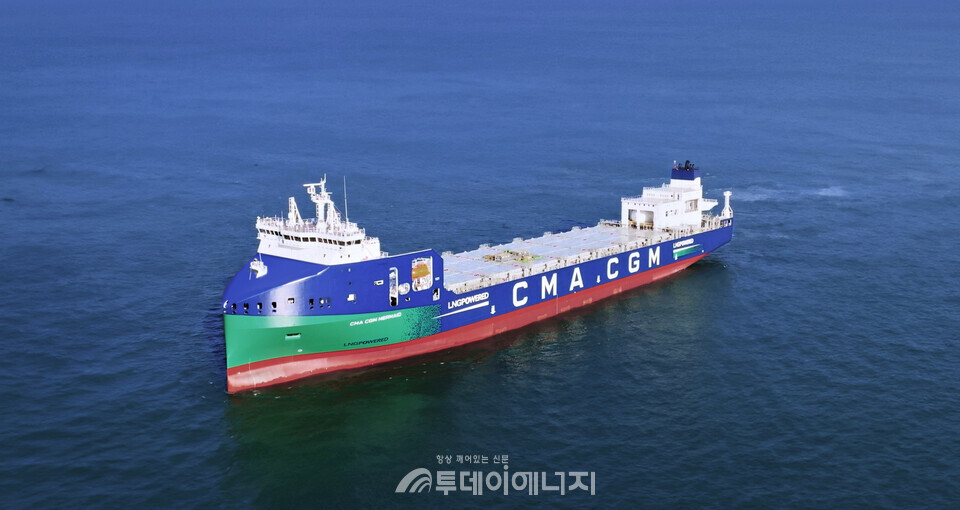 HD현대미포, LNG추진 컨테이너선 인도